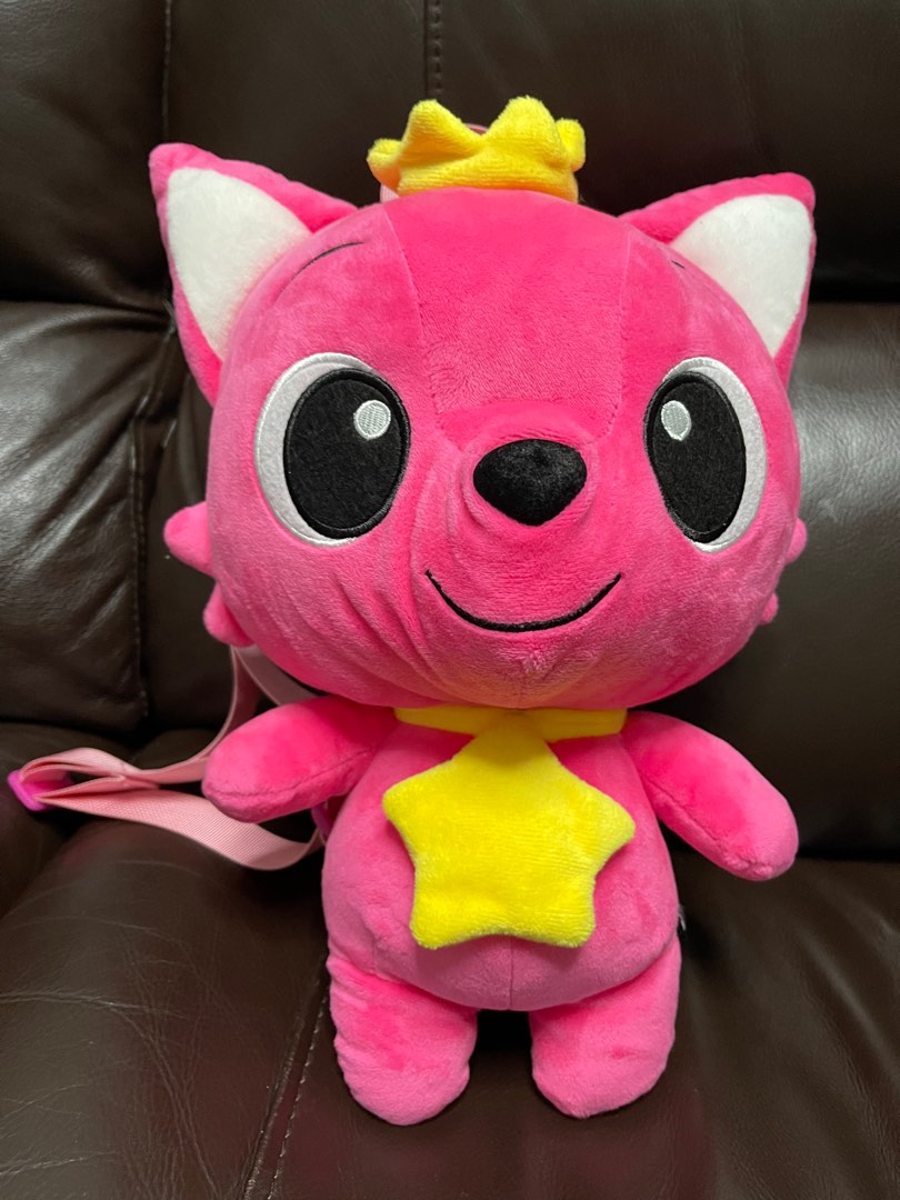 Pink Fong 公仔立體背囊, 興趣及遊戲, 玩具 & 遊戲類 - Carousell