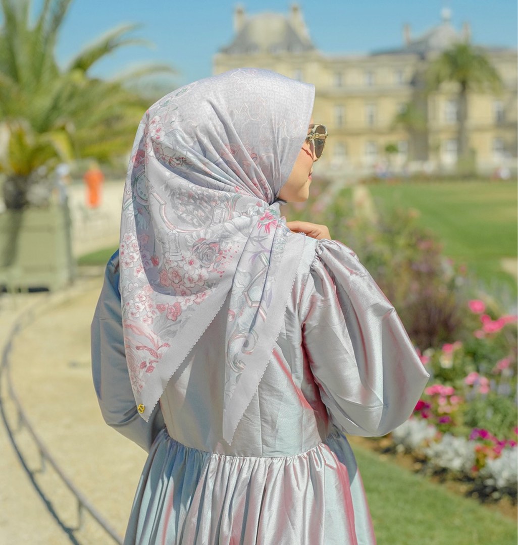 Preloved Buttonscarves Alice in Wonderland Series varian Moon Rock, Fesyen Wanita, Muslim ...