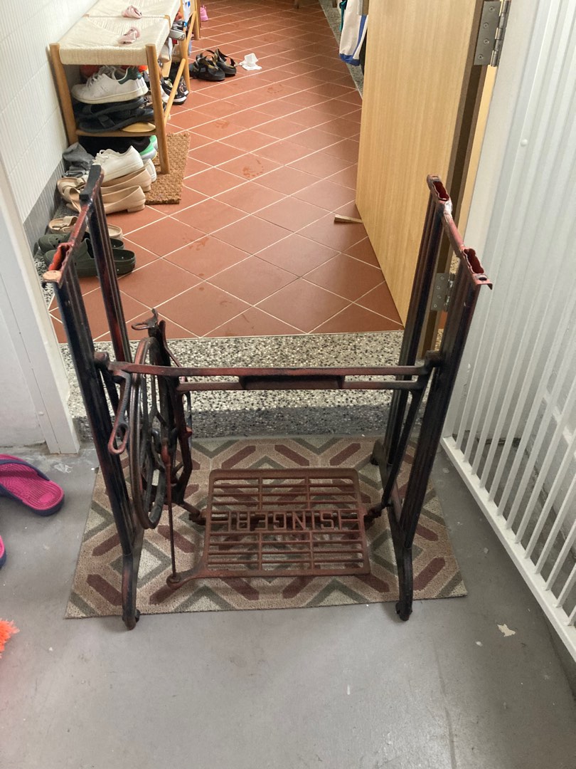 Singer sewing machine stand vintage, Furniture & Home Living, Furniture ...