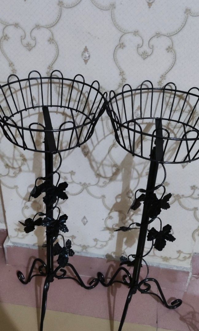Tempat besi bunga, Furniture & Home Living, Home Decor, Artificial ...