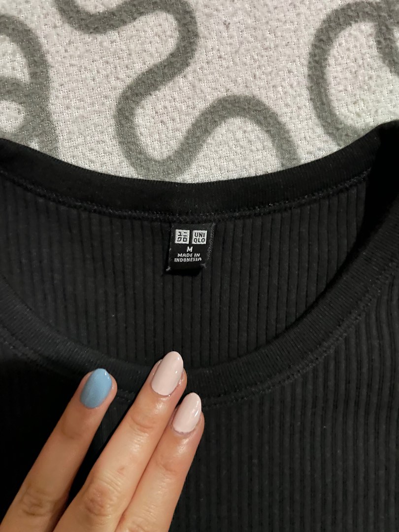 uniqlo crop top black, Fesyen Wanita, Pakaian Wanita, Atasan di Carousell