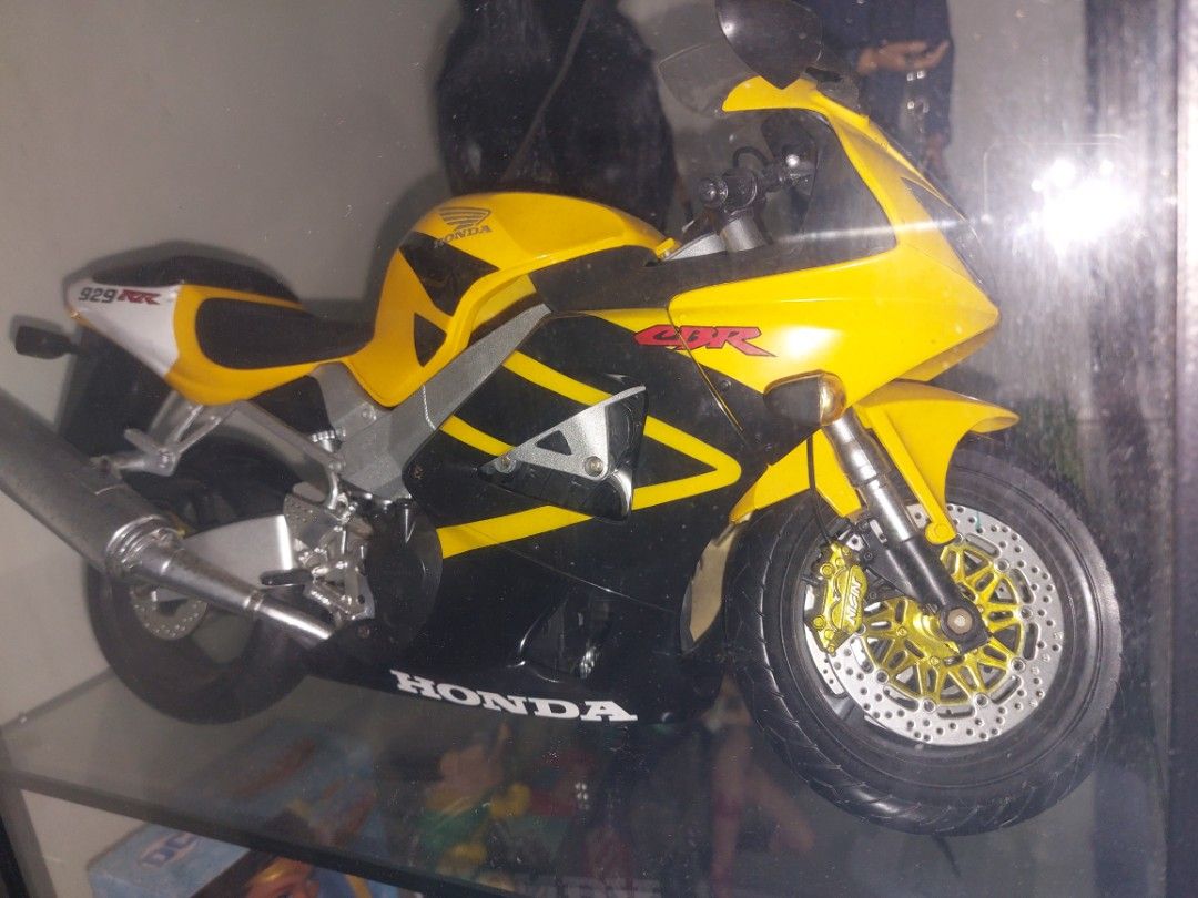 1:18 scale cbr motorbike ( can pose with hot toys figures), Hobbies ...
