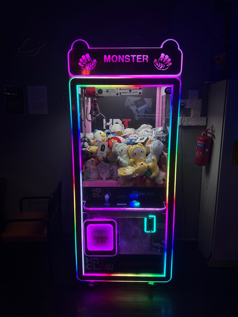Full Glass Claw Machine, Hobbies & Toys, Toys & Games on Carousell