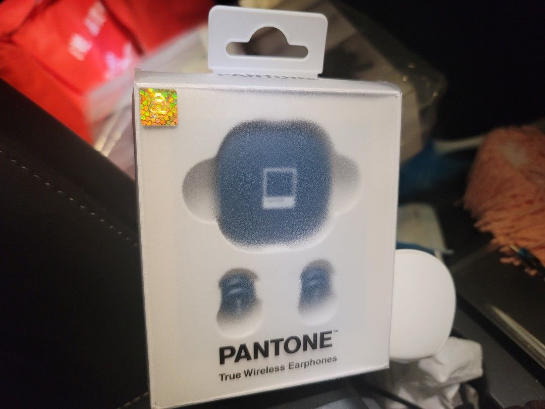 PANTONE wireless earphones, 手提電話, 智能穿戴裝置及智能手錶 - Carousell
