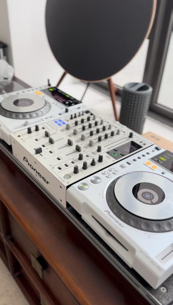 LIMITED EDITION - White Pioneer 2 x CDJ-850 players with DJM-850 mixer ...