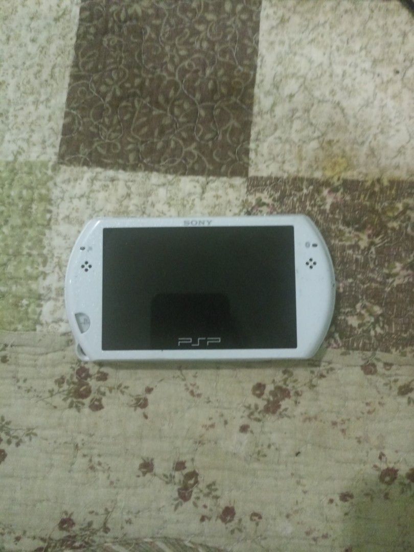 PSP GO WHITE, Video Gaming, Video Game Consoles, PlayStation on Carousell