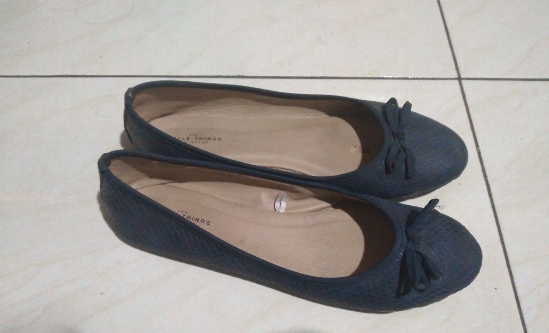 Sepatu flatshose little things navy 40, Fesyen Wanita, Sepatu di Carousell