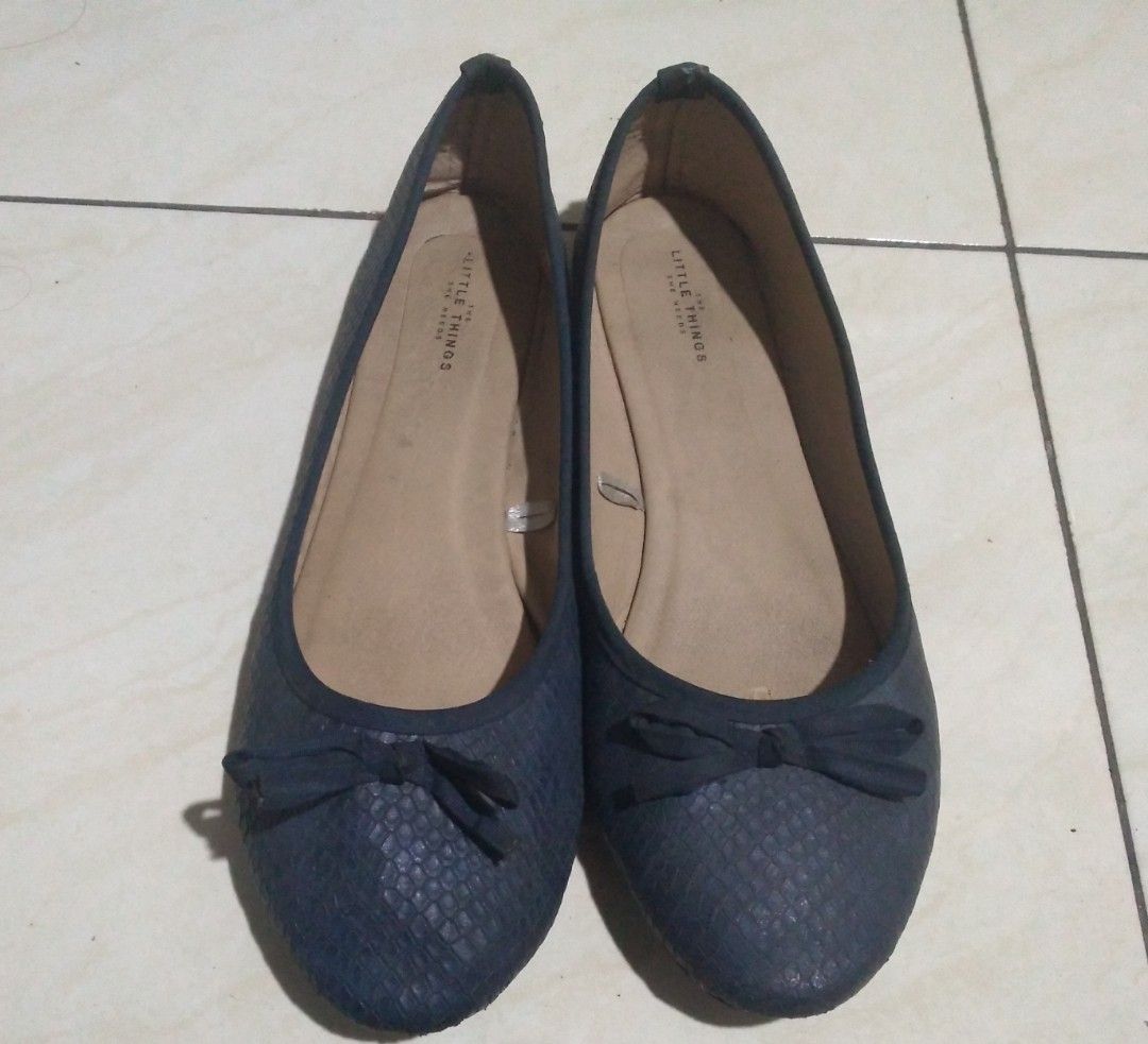 Sepatu flatshose little things navy 40, Fesyen Wanita, Sepatu di Carousell