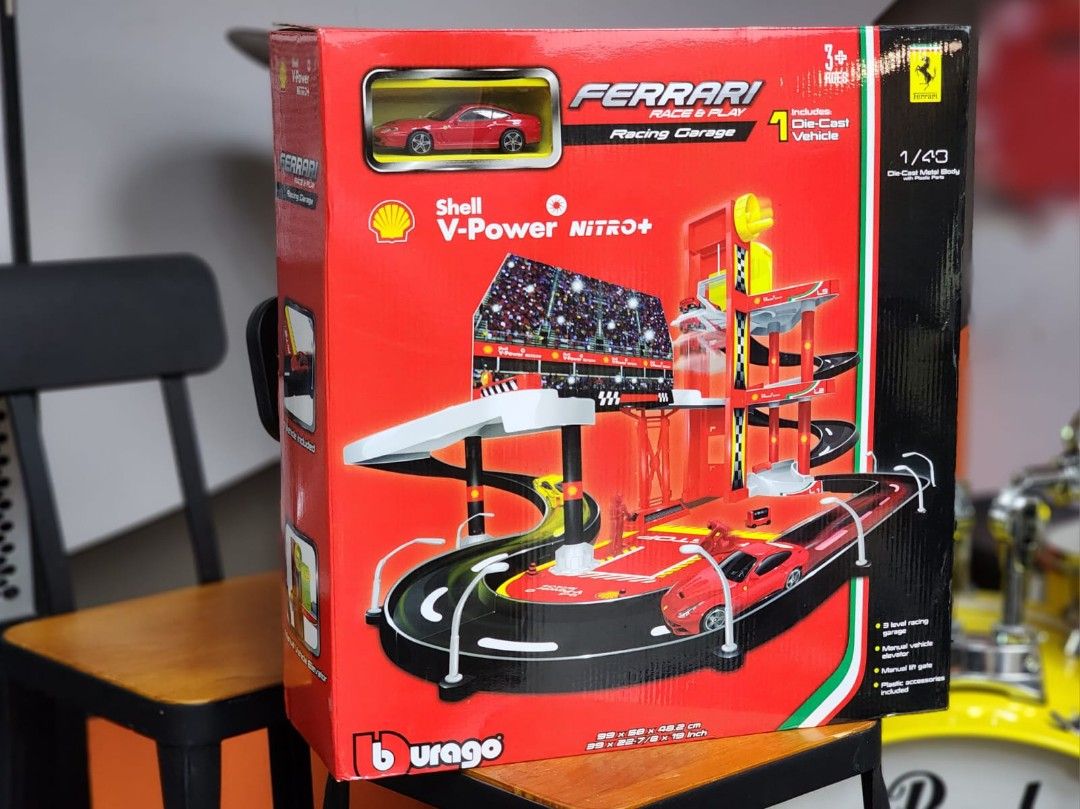 Shell x Ferrari Race & Play Racing Garage, 興趣及遊戲, 玩具 & 遊戲類 - Carousell