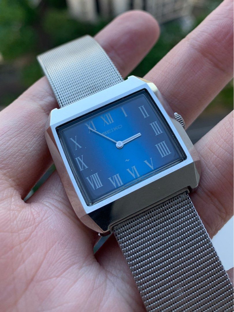 (Very rare) Seiko square with gradient blue sunburst Roman numerals ...