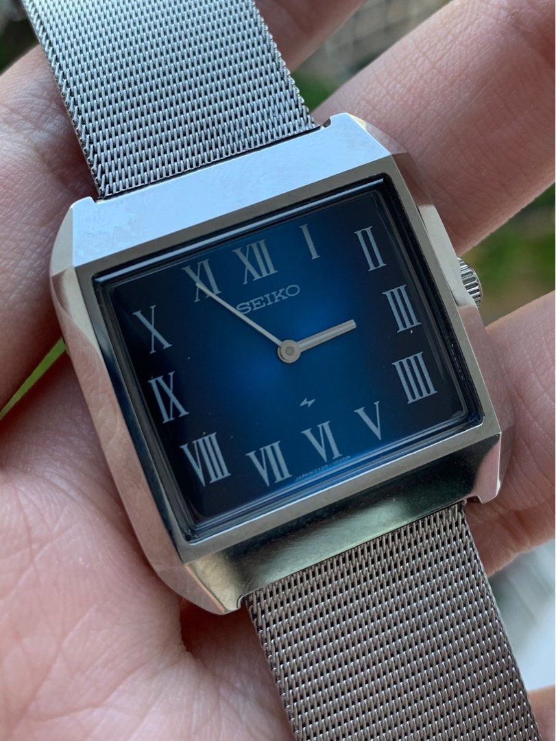 (Very rare) Seiko square with gradient blue sunburst Roman numerals ...