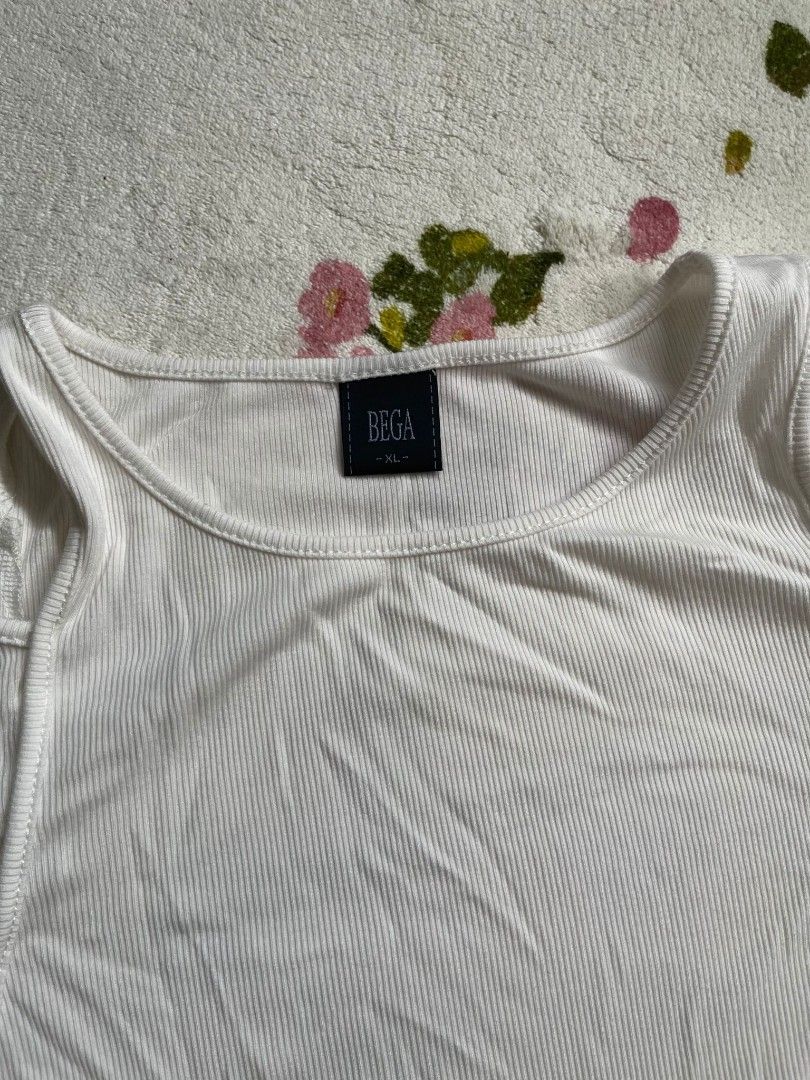 White inner blouse, Women's Fashion, Tops, Other Tops on Carousell