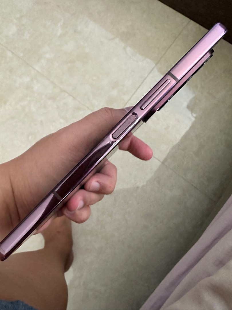 11 months old Fold 4 Burgundy 512 GB with Samsung Care+ till 2024 ...