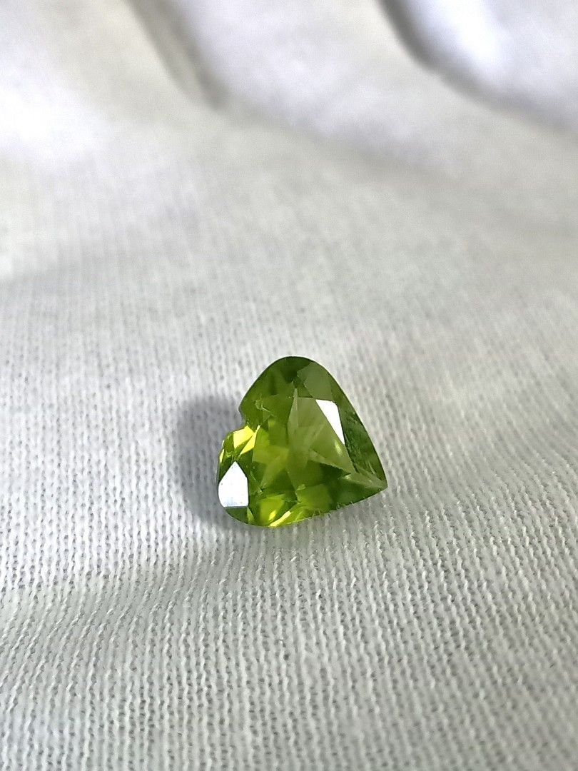 2.85 Carat heart shaped Peridot Gemstone, Women's Fashion, Jewelry ...