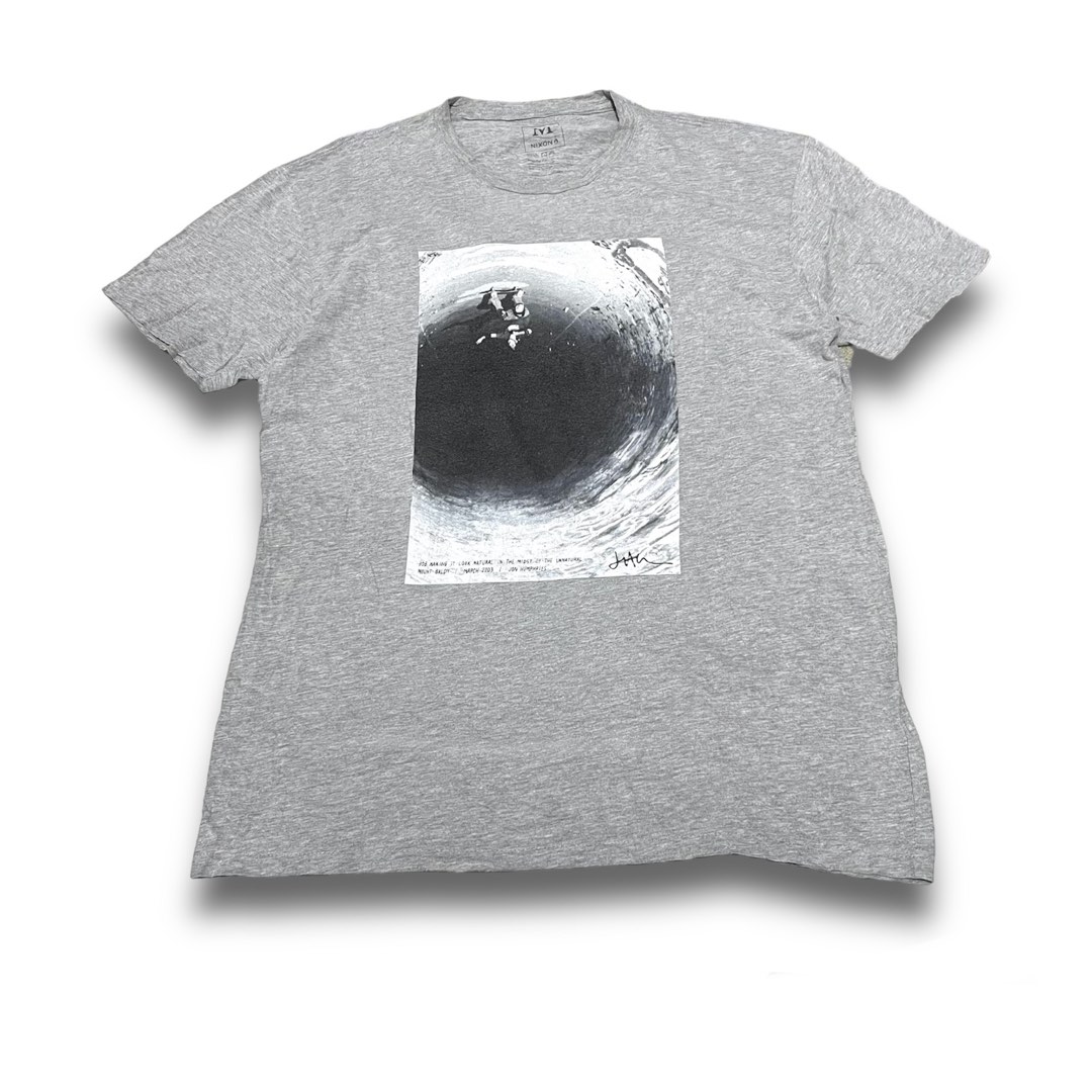 Kaos nixon x bob burn quist, Fesyen Pria, Pakaian , Atasan di Carousell