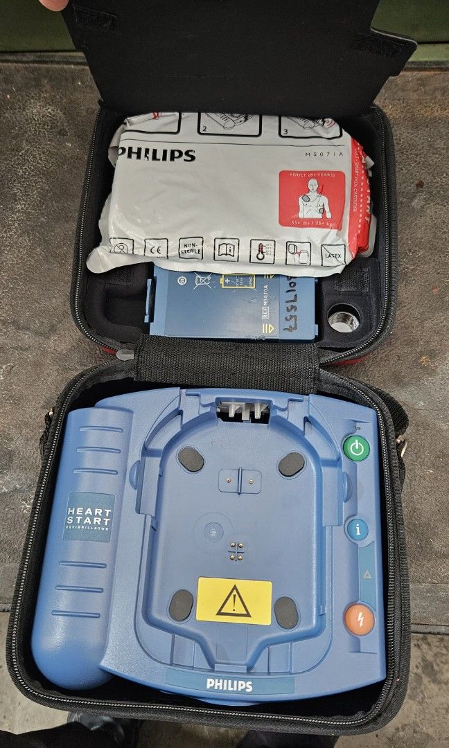 Philips HeartStart AED defibrillator, Health & Nutrition, Medical ...