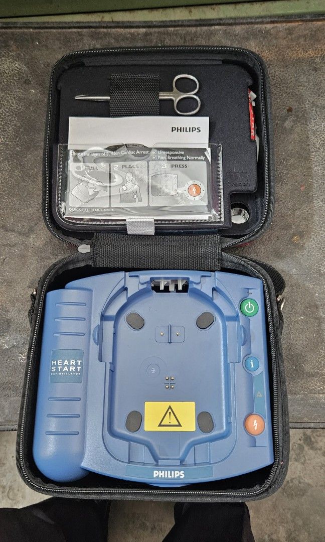 Philips HeartStart AED defibrillator, Health & Nutrition, Medical ...