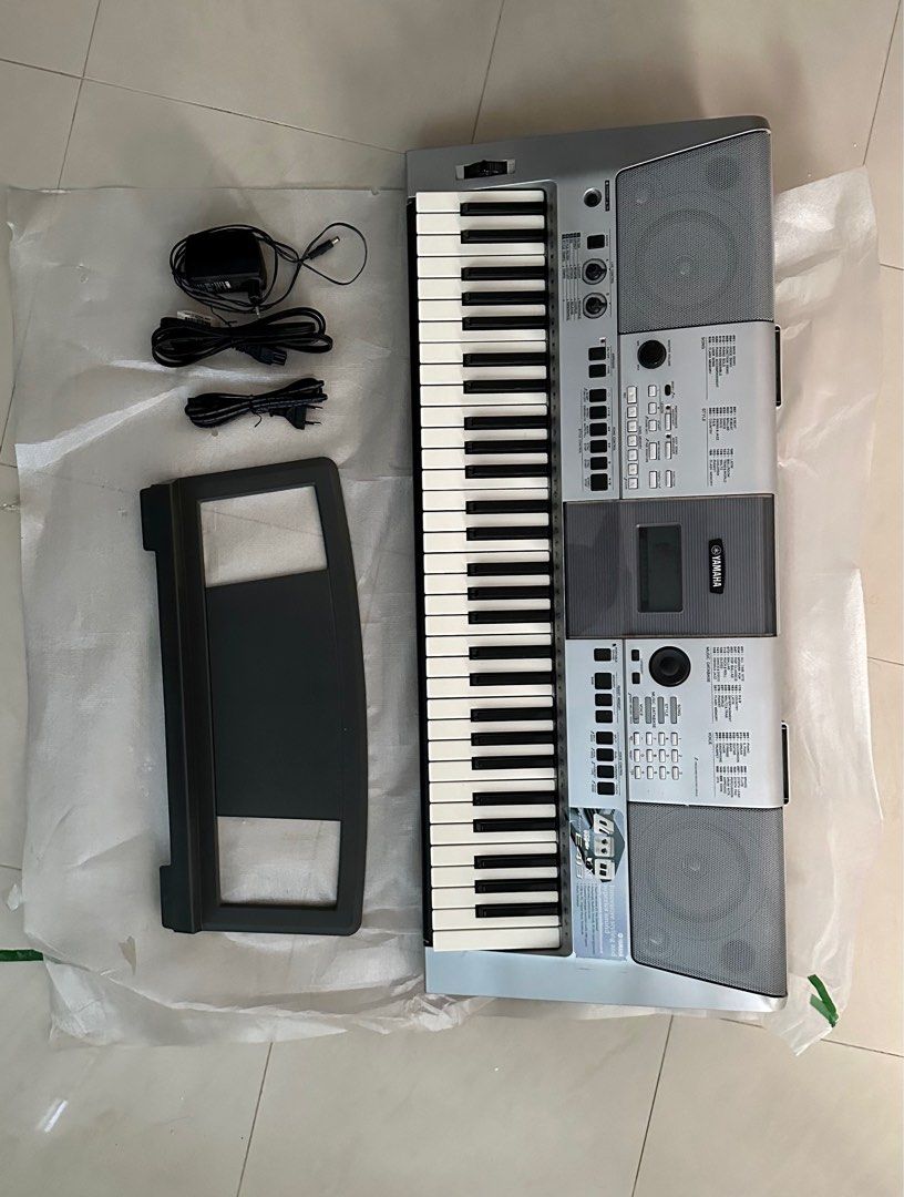 Yamaha electric keyboard with stand, Hobbies & Toys, Music & Media, Musical Instruments on Carousell