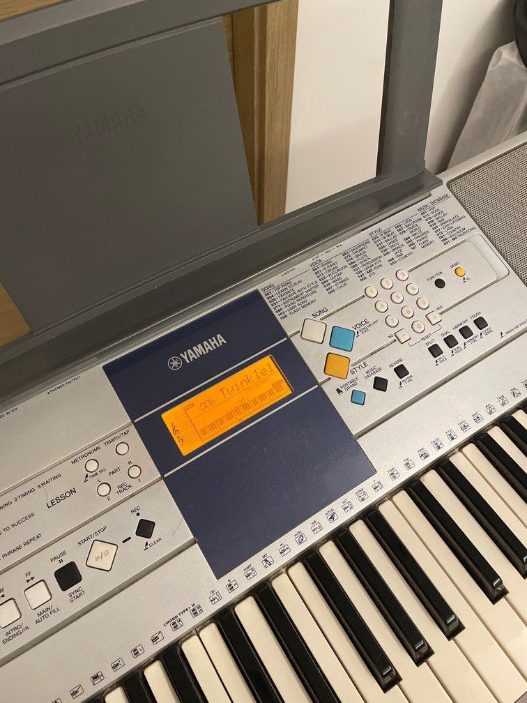 Yamaha Keyboard PSR E323, Hobbies & Toys, Music & Media, Musical Instruments on Carousell