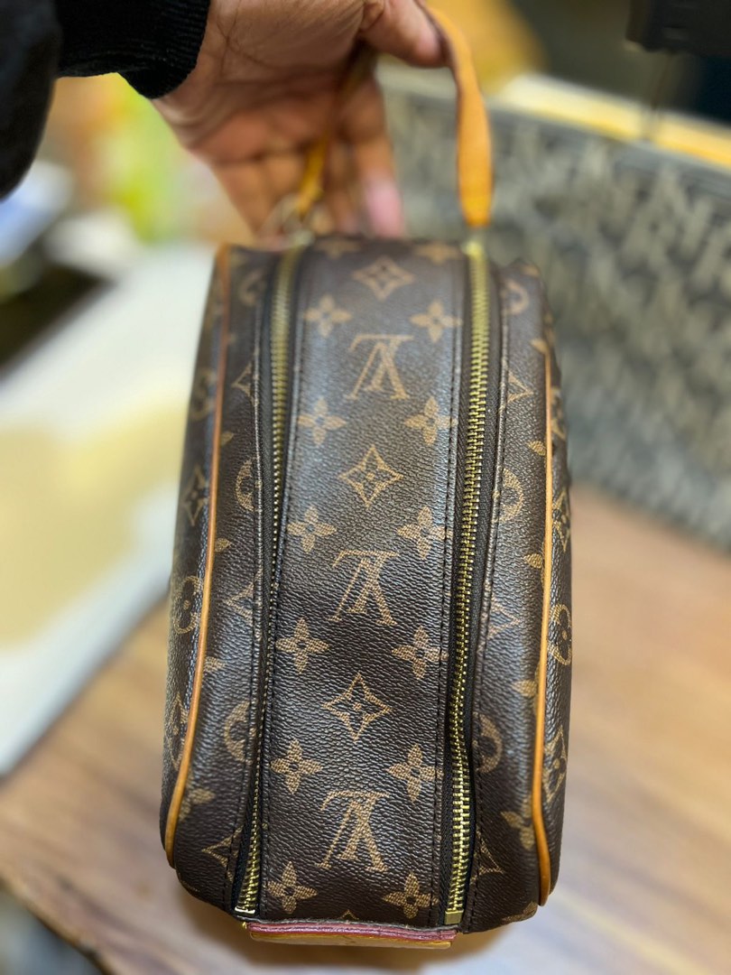 Lv pouch, Barang Mewah, Tas & Dompet di Carousell
