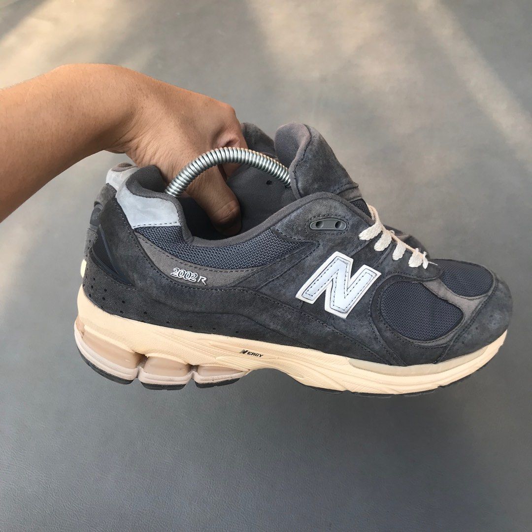 New Balance 2002 r black dark grey, Fesyen Pria, Sepatu , Sneakers di ...