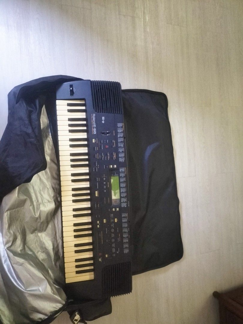Piano keyboard Roland E-68, Hobbies & Toys, Music & Media, Musical ...