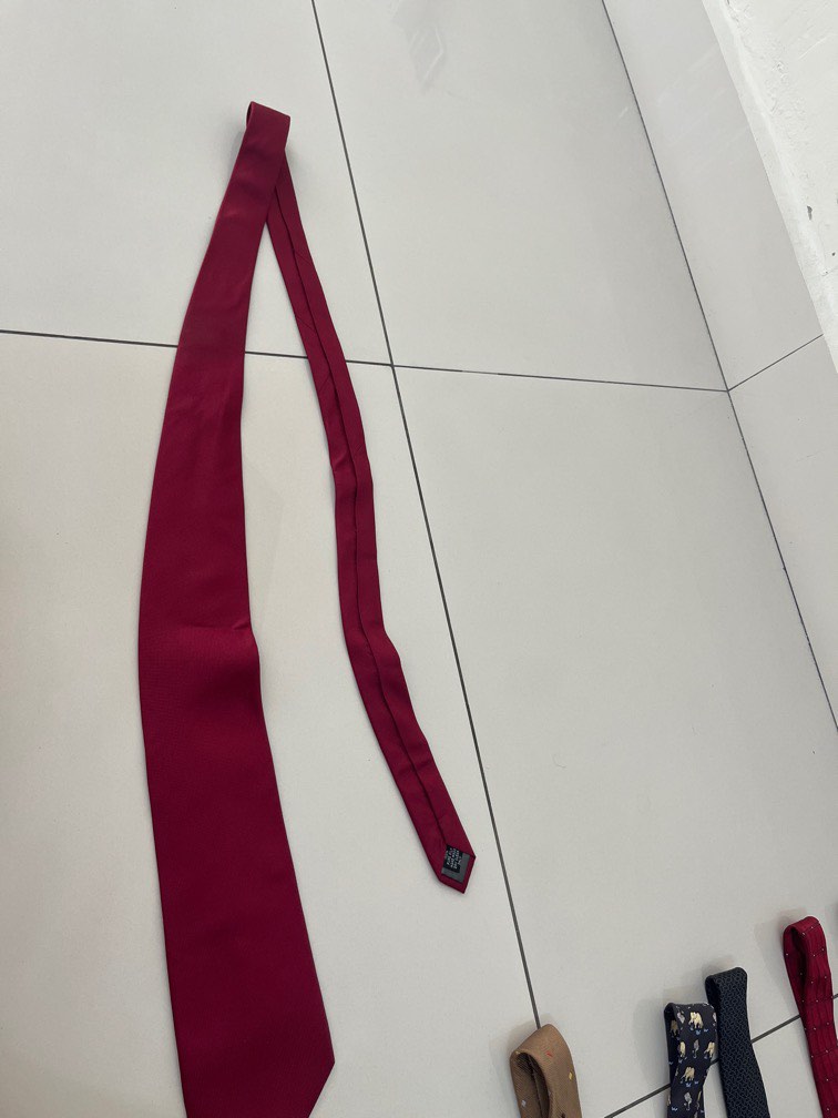Van Garie tie, Men's Fashion, Watches & Accessories, Ties on Carousell