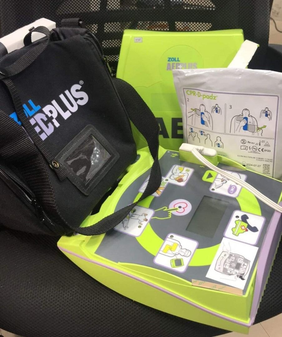 Zoll AED (Automated External Defibrillator) Plus, Beauty & Personal ...