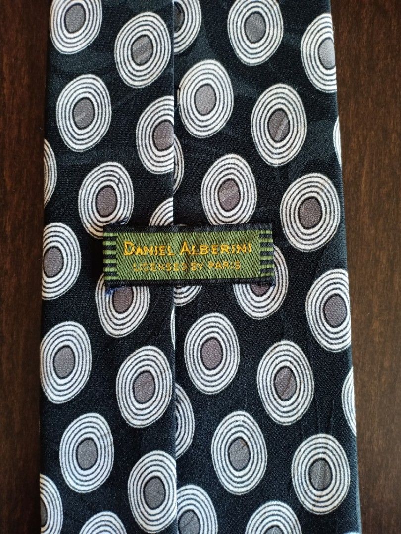 Dasi pria Daniel alberini, Fesyen Pria, Pakaian , Lainnya di Carousell