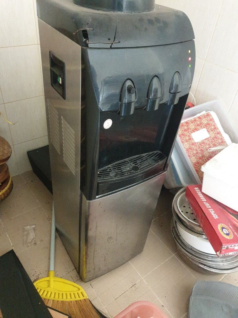 Dispenser panas dingin bawah nya kulkas, Kitchen & Appliances di Carousell