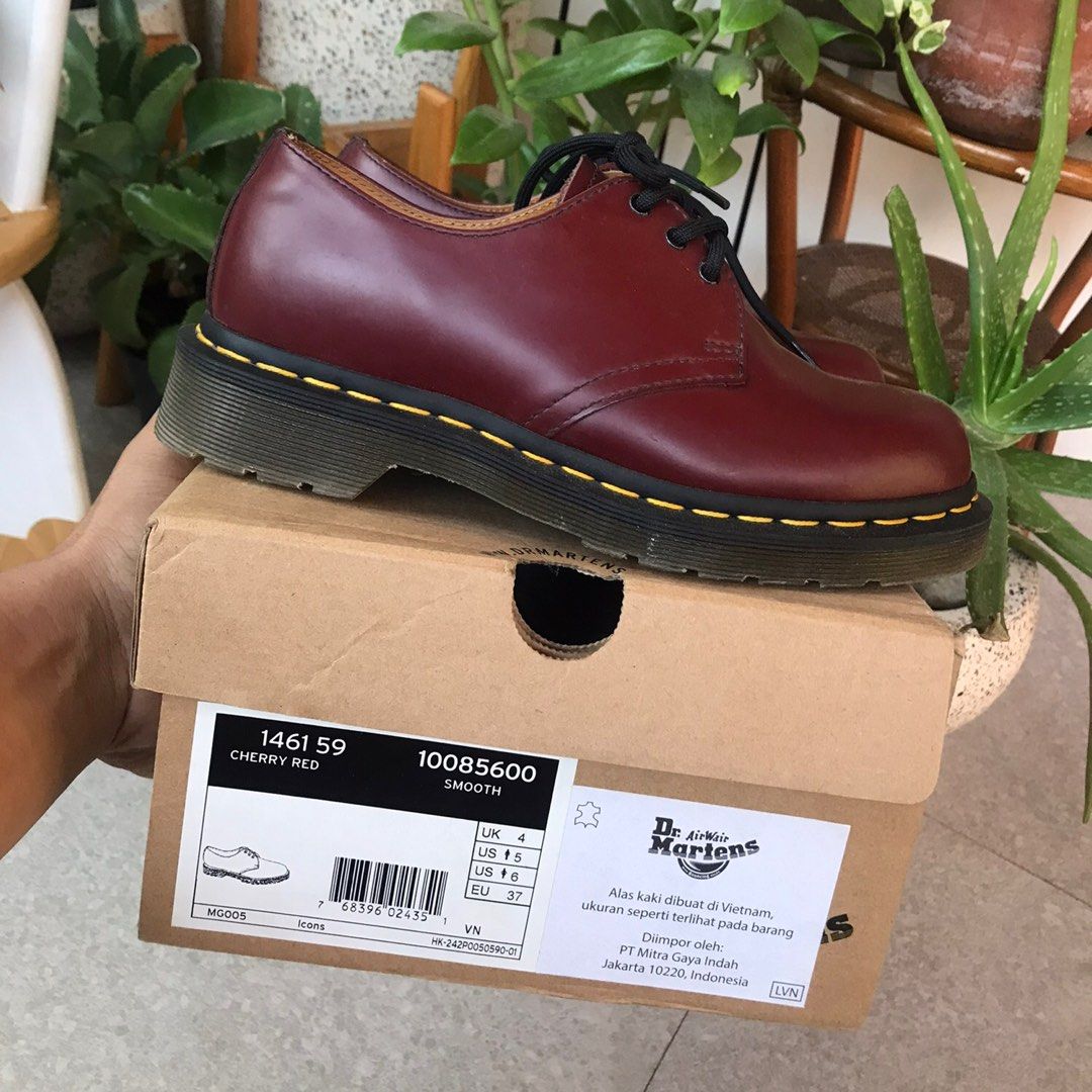 Dr. Martens Docmart 3 Eye Red Cherry, Fesyen Wanita, Sepatu di Carousell