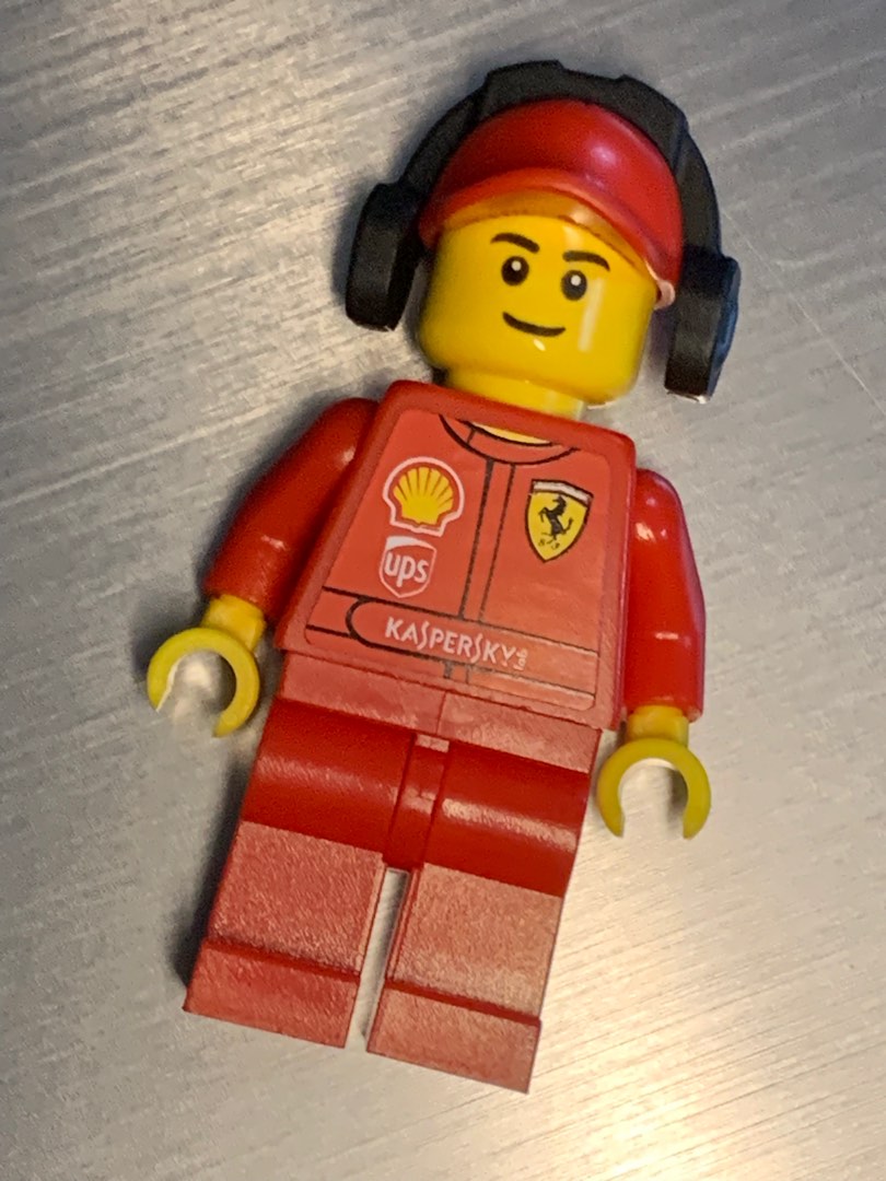 Lego 40194 Finish Line & Podium Figure only. Released 2014 on Carousell