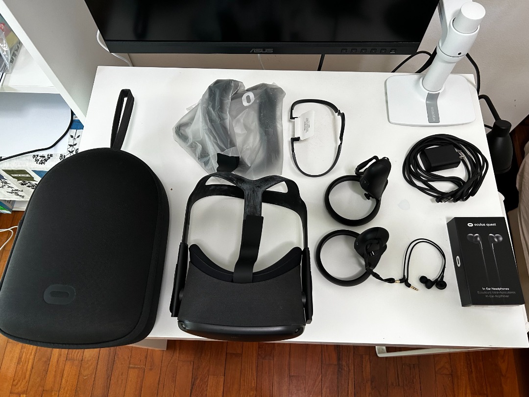 Oculus Quest (1st gen) 128GB, with official accessories (e.g. official ...