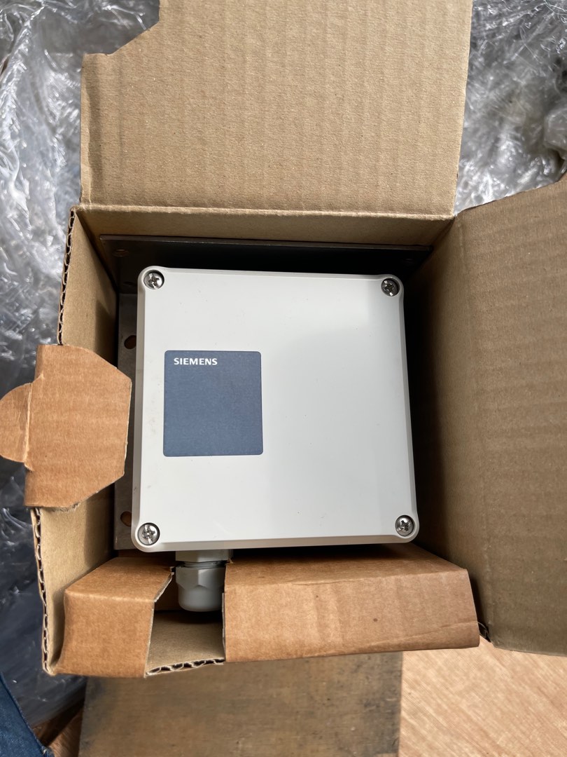 SIEMENS QBE61.3-DP10 pressure sensor, Everything Else on Carousell