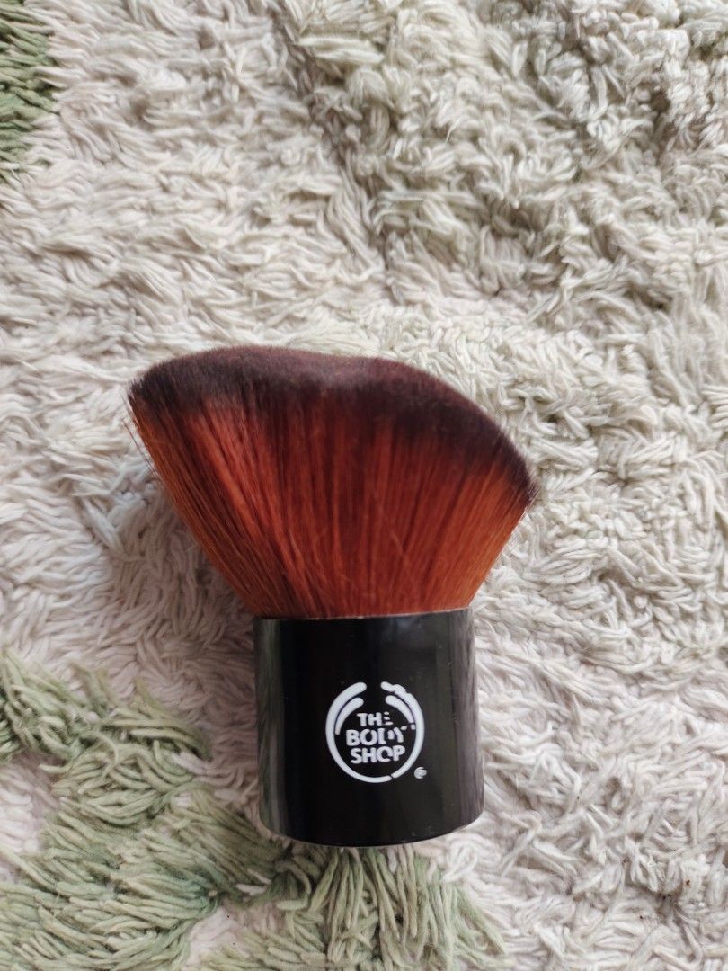 The Body Shop Brush - Kabuki, Kesehatan & Kecantikan, Rias Wajah di ...