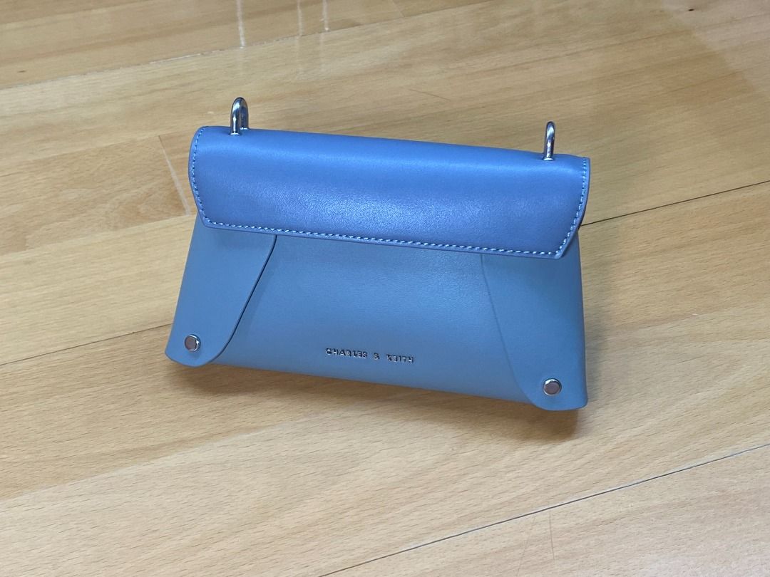 [全新] Charles & Keith Wren Acrylic Handle Phone Pouch (Denim Blue), 女裝 ...