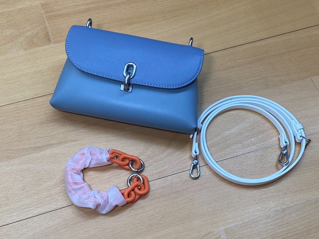 [全新] Charles & Keith Wren Acrylic Handle Phone Pouch (Denim Blue), 女裝 ...