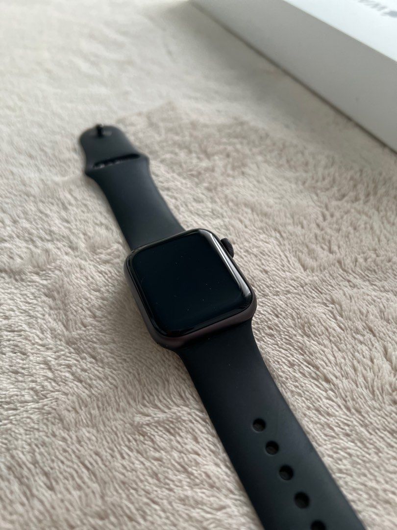 Apple Watch SE (2021) on Carousell