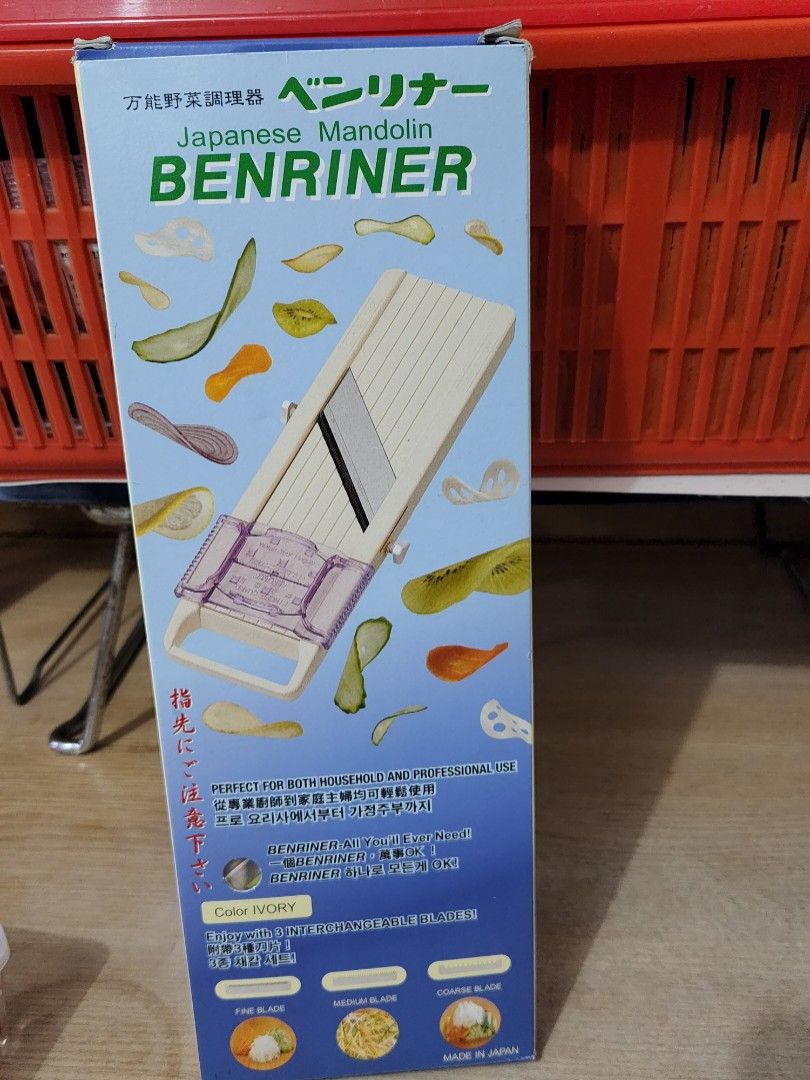Benriner Mandolin Slicer - 3 interchangeable blade and finger Guard ...