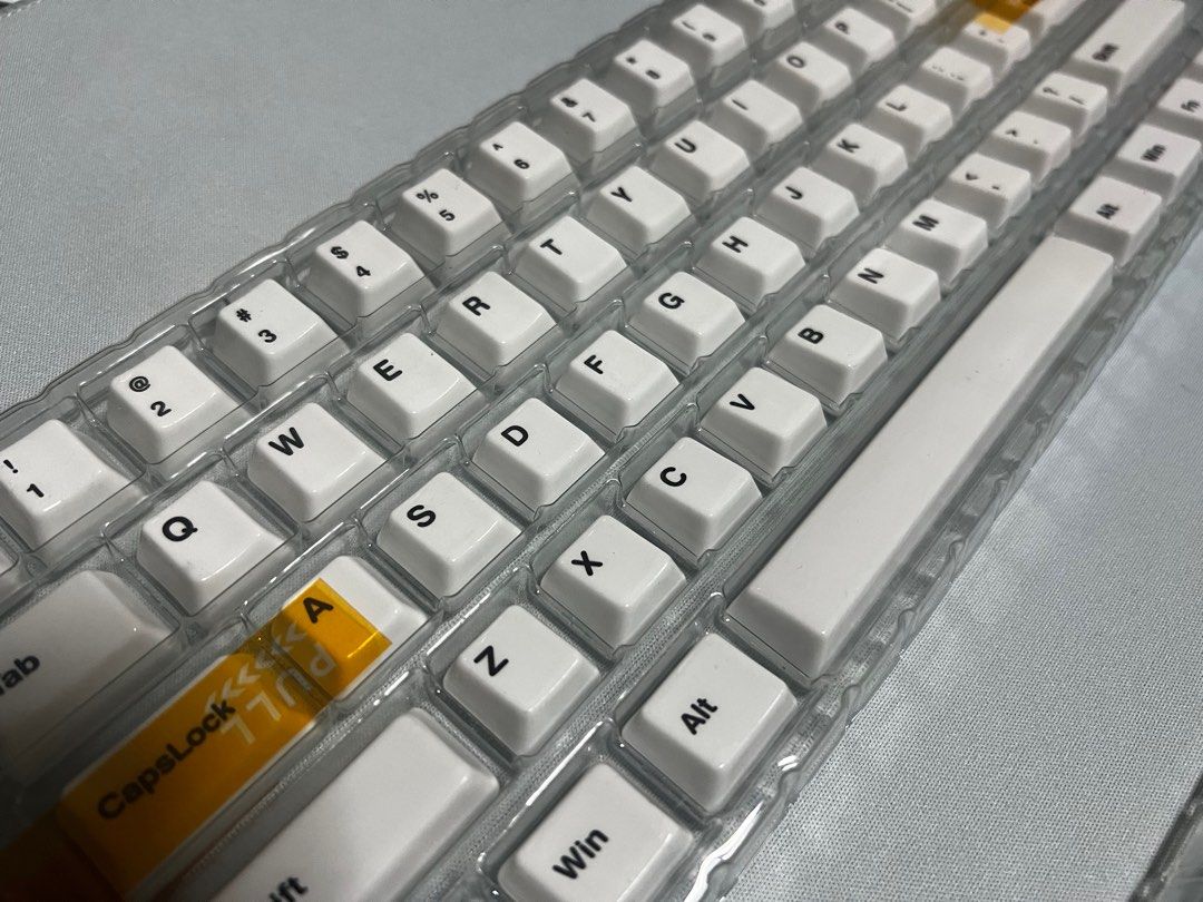 Cerakey V2 ceramic keycaps BoW black on white with legends, Computers ...