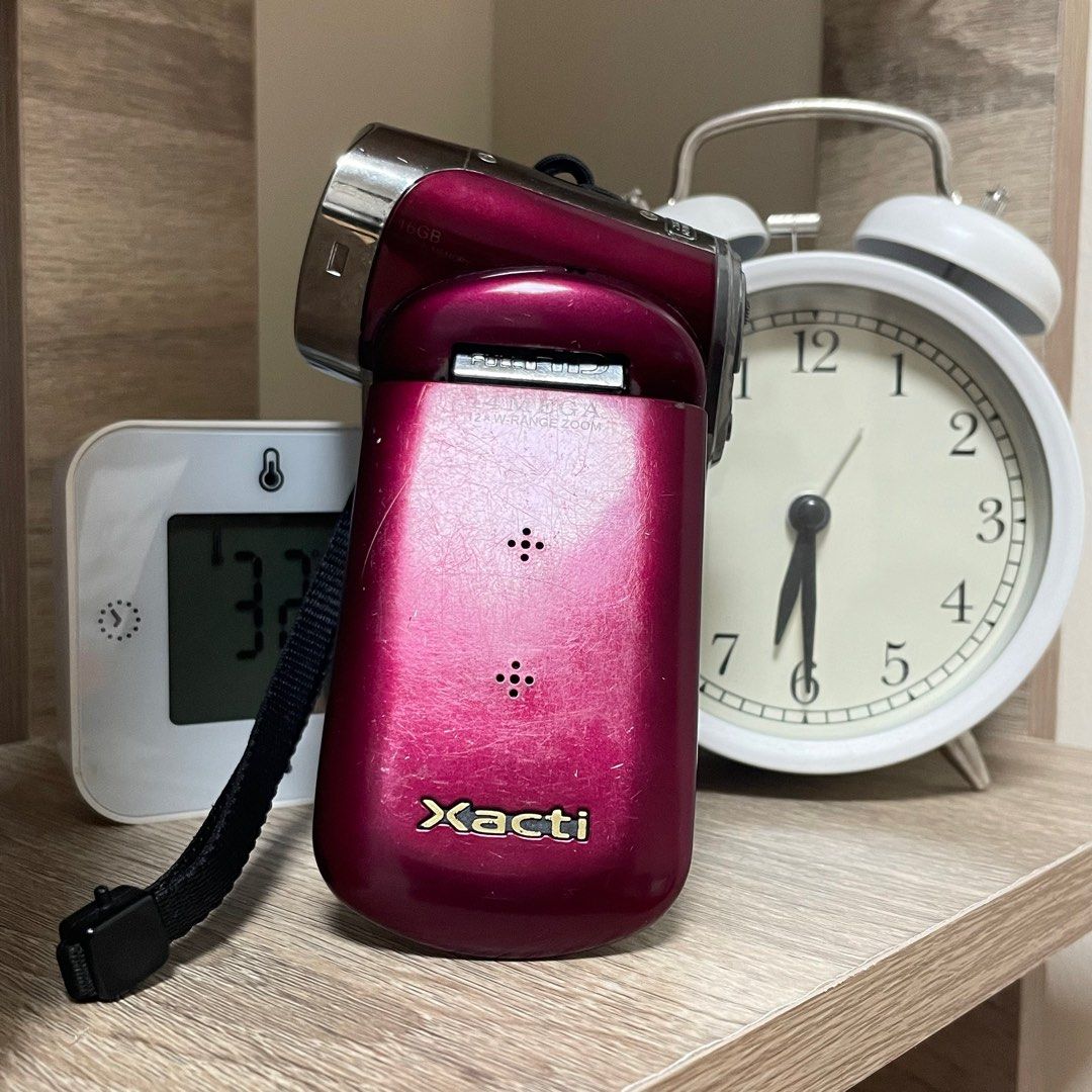 EXTREMELY RARE FLIP LCD DIGICAM WITH 16 GB INTERNAL MEMORY - SANYO ...