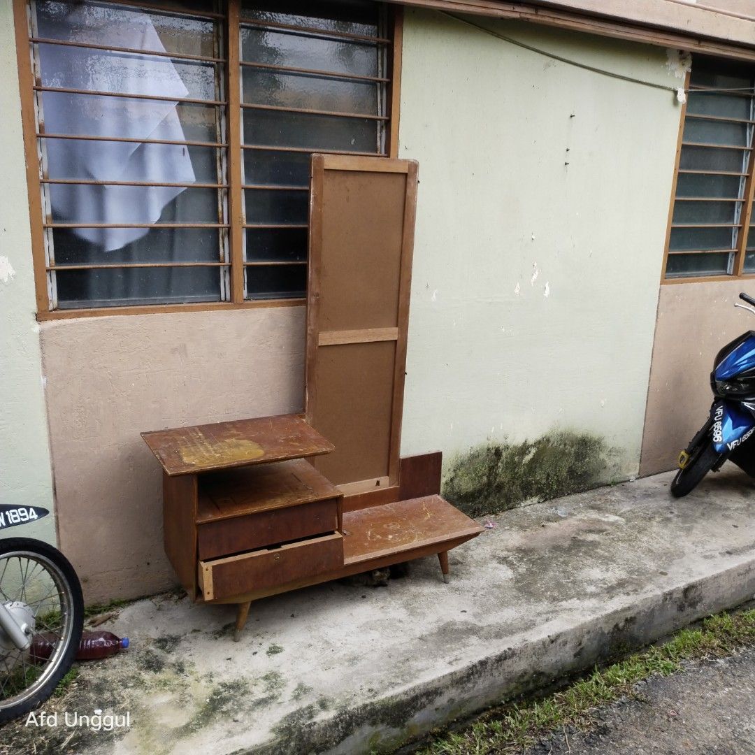 Khidmat buang sampah dan perabot lama, Men's Fashion, Activewear on ...