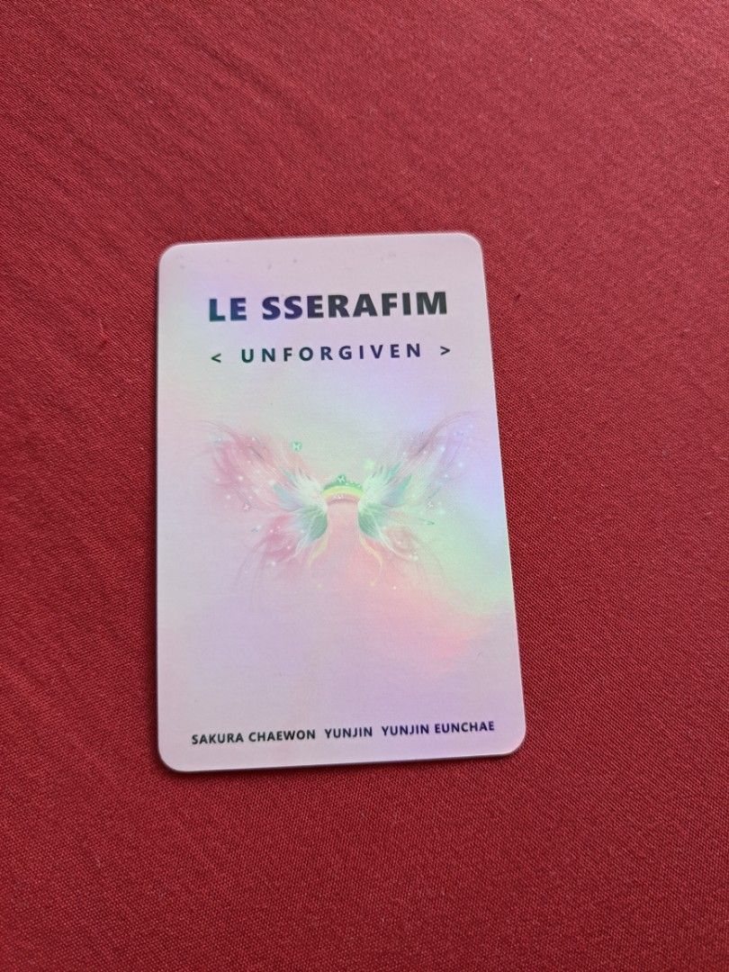 LE SSERAFIM YUNJIN holographic lomo, Hobbies & Toys, Memorabilia ...
