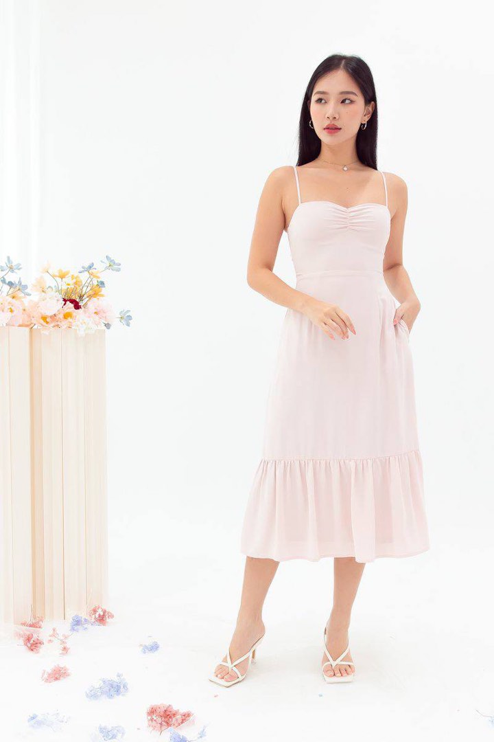 (M) Mikayla Marle Ruched Sweetheart Midi Dress in Pale Pink, Women's Fashion, Dresses & Sets ...
