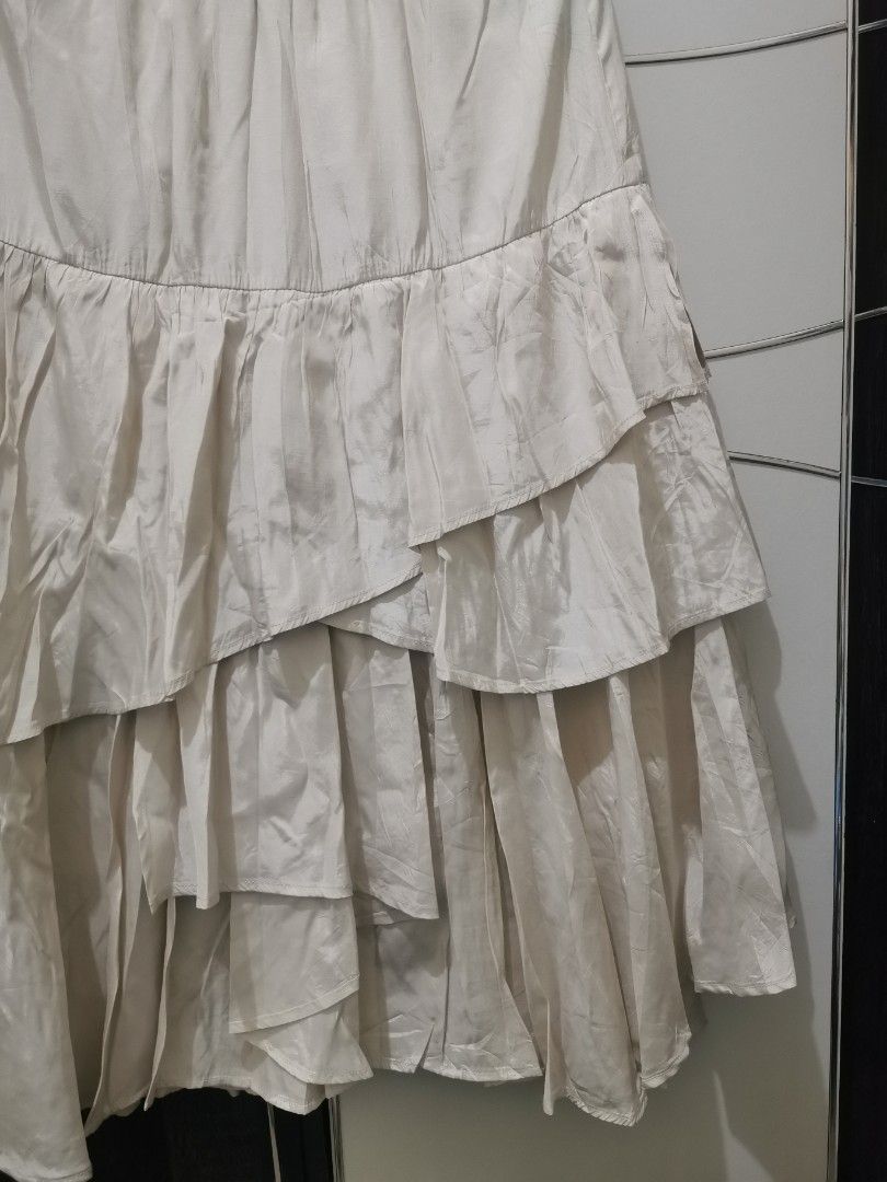 Rok Umpak tingkat glossy warna nude, Fesyen Wanita, Pakaian Wanita ...