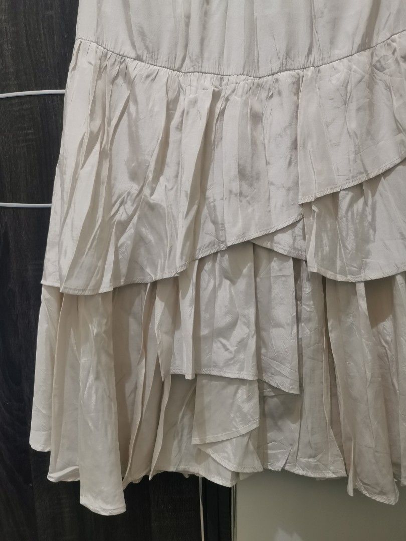 Rok Umpak tingkat glossy warna nude, Fesyen Wanita, Pakaian Wanita ...