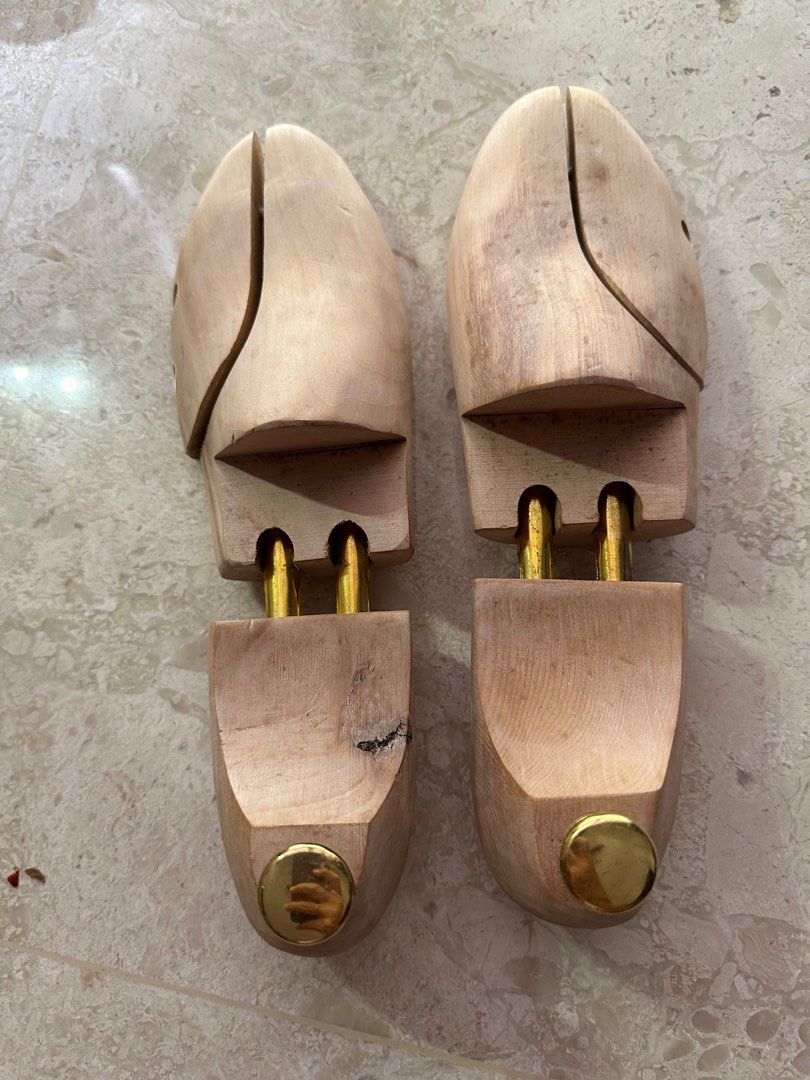 Spring loaded Cedar Shoe Tree EU 41-42, Men's Fashion, Footwear, Shoe ...