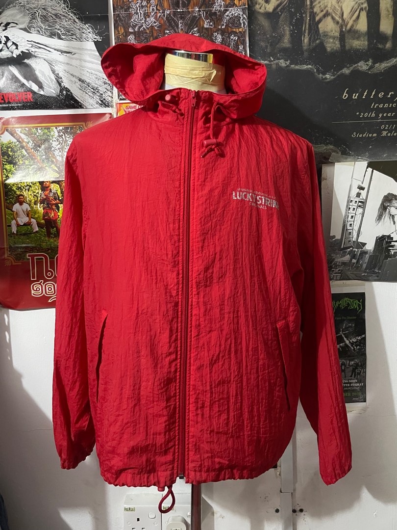 vintage windbreaker lucky strike, Men's Fashion, Tops & Sets, Hoodies ...