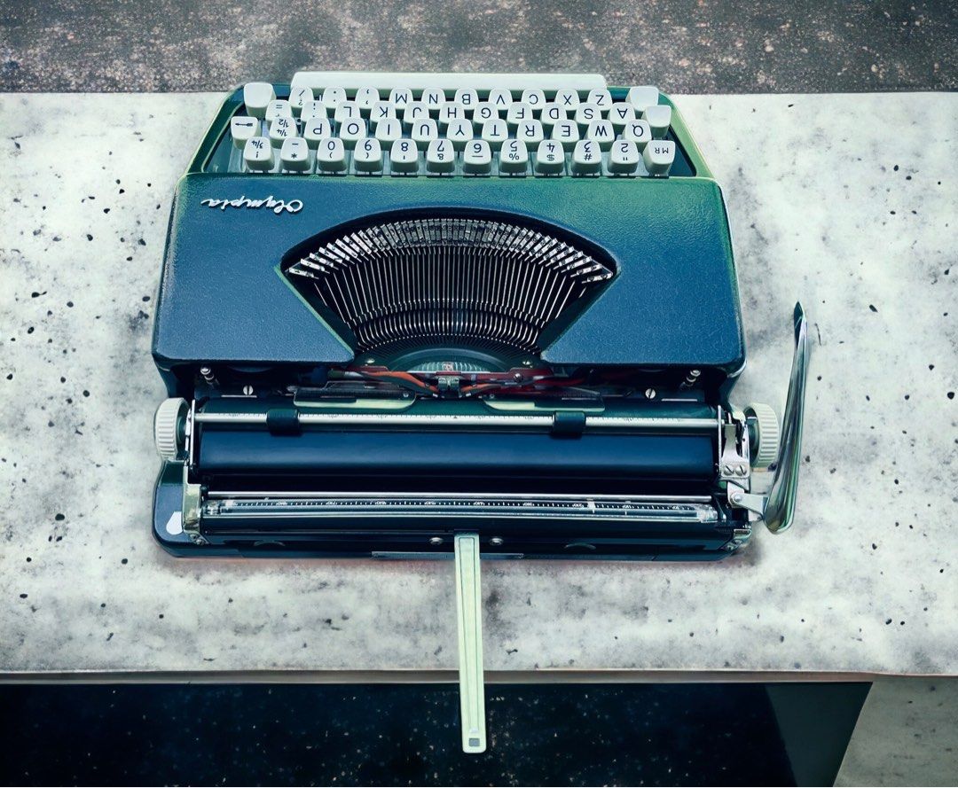 Olympia SF ultra-portable typewriter, 興趣及遊戲, 收藏品及紀念品, 古董收藏 - Carousell