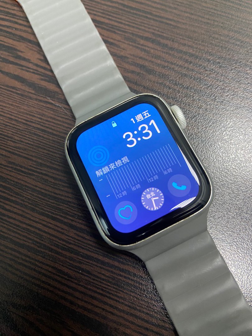 Apple Watch Series 4 LTE 40mm 智慧型手錶, 名牌精品, 精品手錶在旋轉拍賣